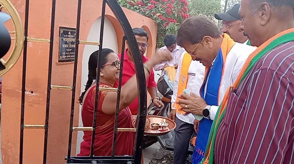 भगिनींनी भरविला "विजयाचा पेढा", महायुतीचे उमेदवार आ. राजूमामा भोळे ...