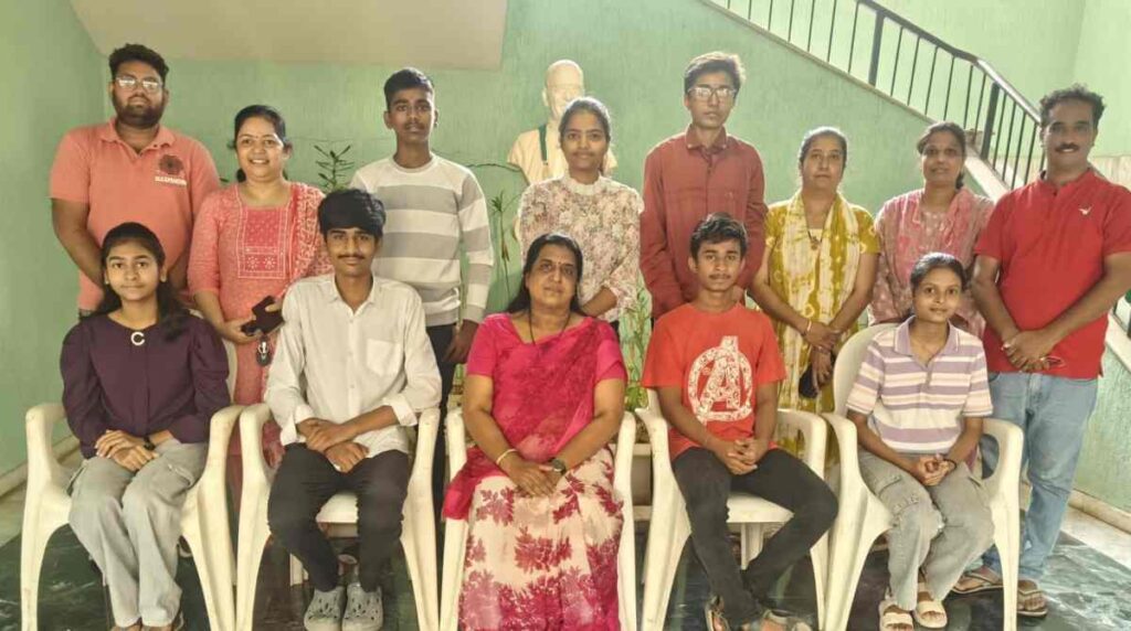 अनुभूती इंग्लिश मिडीअम स्कूलमध्ये आशा वर्करचा मुलगा प्रथम - JALGAON ...