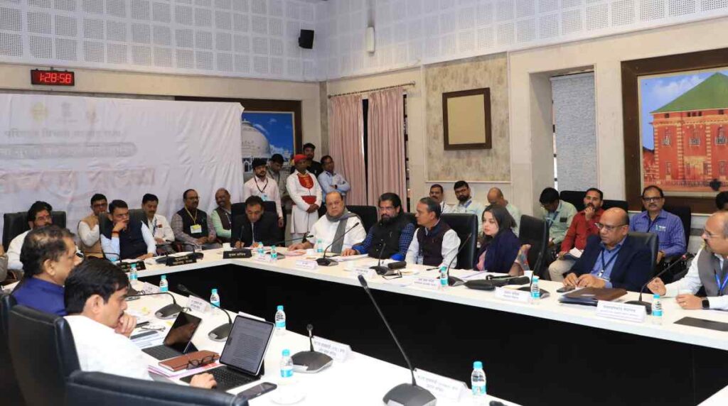 मुख्यमंत्री देवेंद्र फडणवीस यांच्या अध्यक्षतेखाली हडपसर–यवत सहा पदरी ...